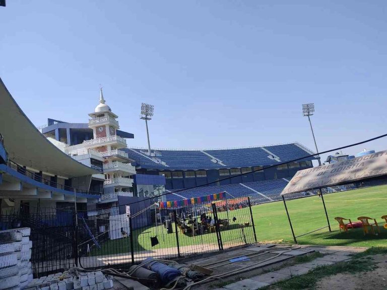 10 Biggest Cricket Stadiums in India (2025): Seats, History & Facts